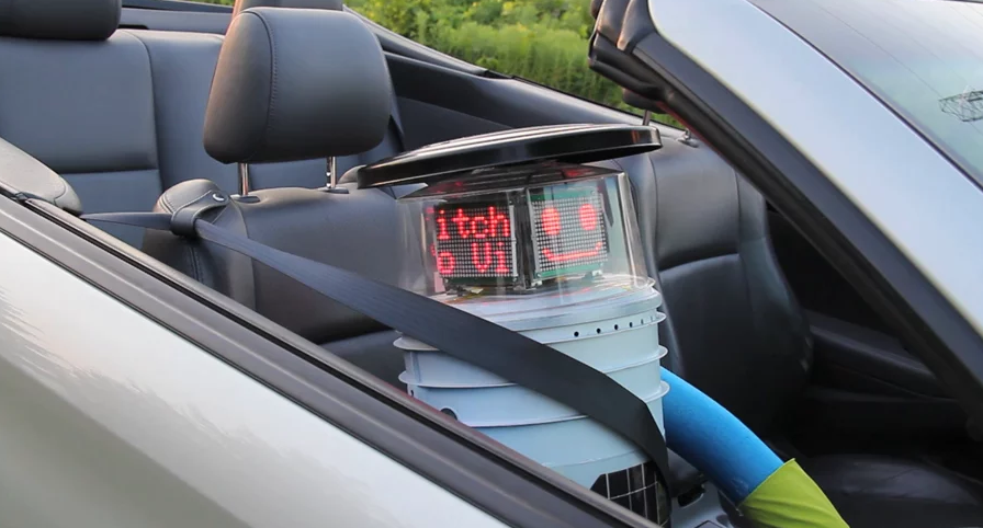 Robot : HitchBOT réussit sa traversée du Canada en auto-stop - Lyon ...