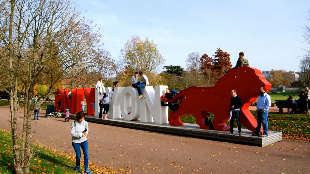 La sculpture OnlyLyon quitte la Tête d'or pour aller à Confluence ...