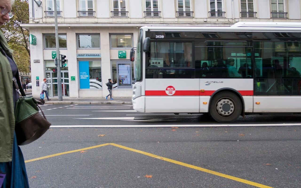 Deux lignes de bus déviées après les violences à Rillieux
