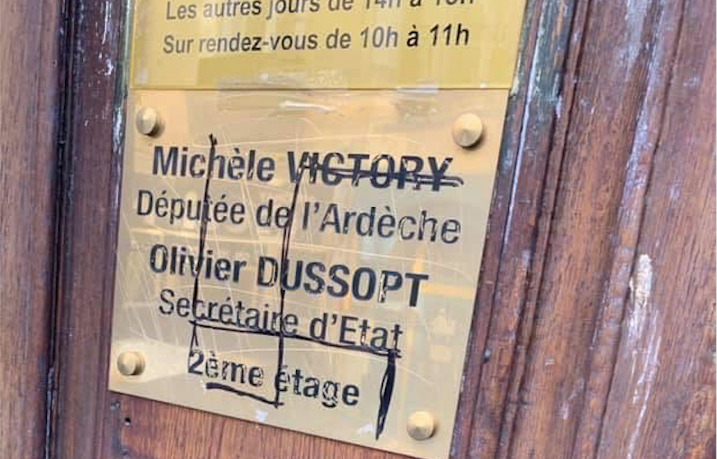 Une Croix Gammée Dessinée Sur La Permanence Dun Ministre En Ardèche