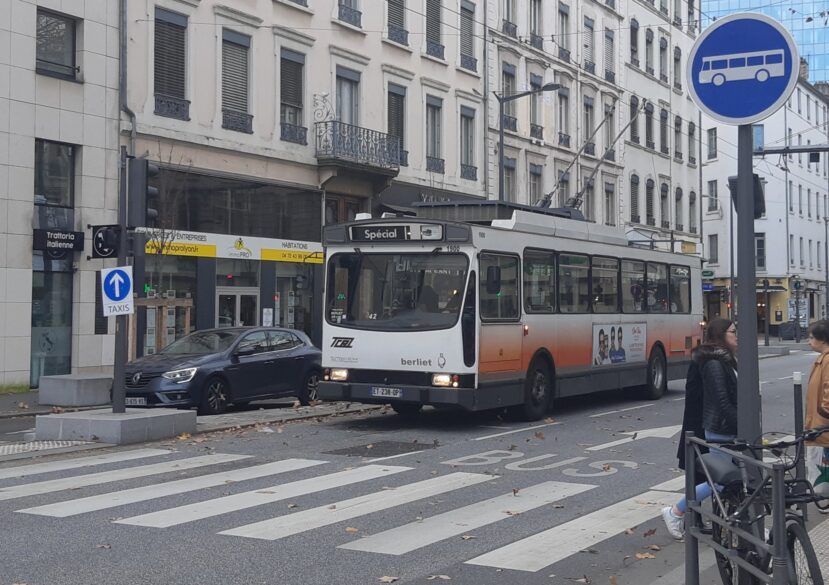 Lyon : pourquoi un trolleybus de 1977 circule-t-il sur la ligne C3