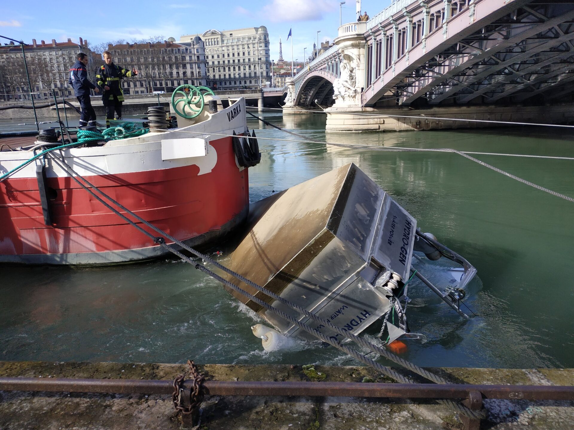 Lyon : une barge hydro-gen termine dans une péniche - Lyon Capitale