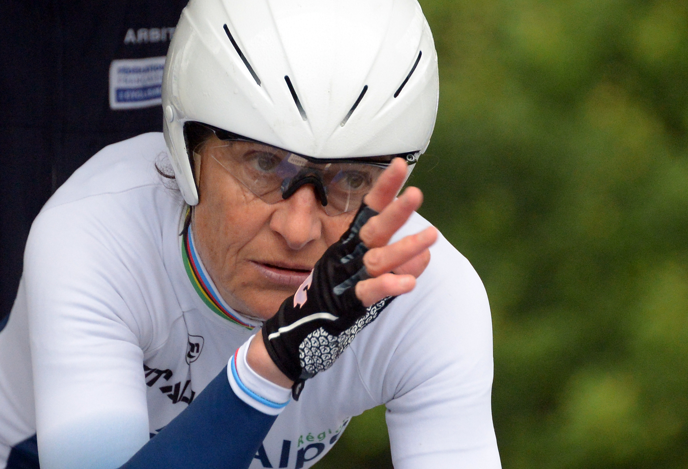 A bientôt 62 ans, la Grenobloise Jeannie Longo remporte encore un titre ...