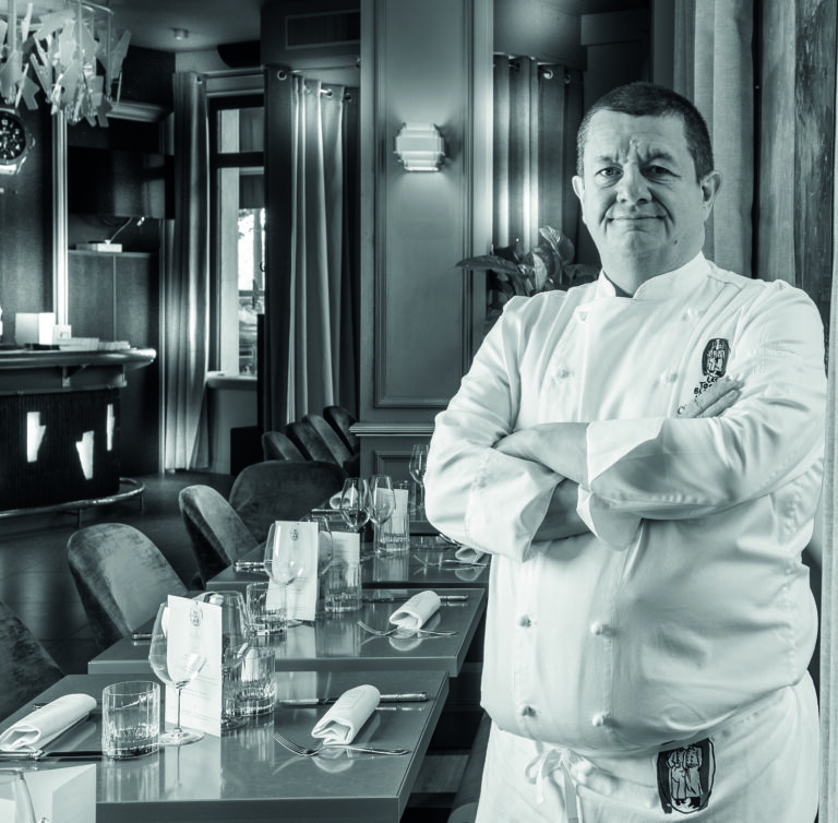 Lyon : 15 chefs lyonnais s'installent dans le kiosque de la place des ...