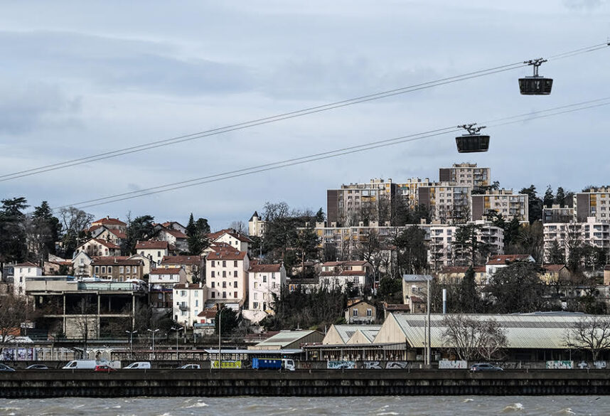 Téléphérique à Lyon : les villes de Sainte-Foy-lès-Lyon et de La ...