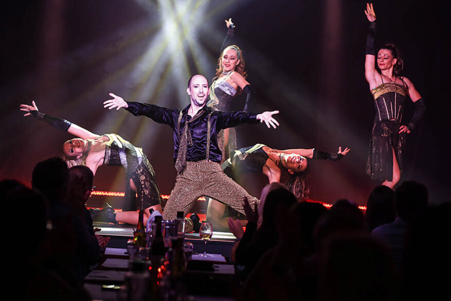 Dîner-spectacle : glamour et French cancan au cabaret Le Lyon Rouge ...