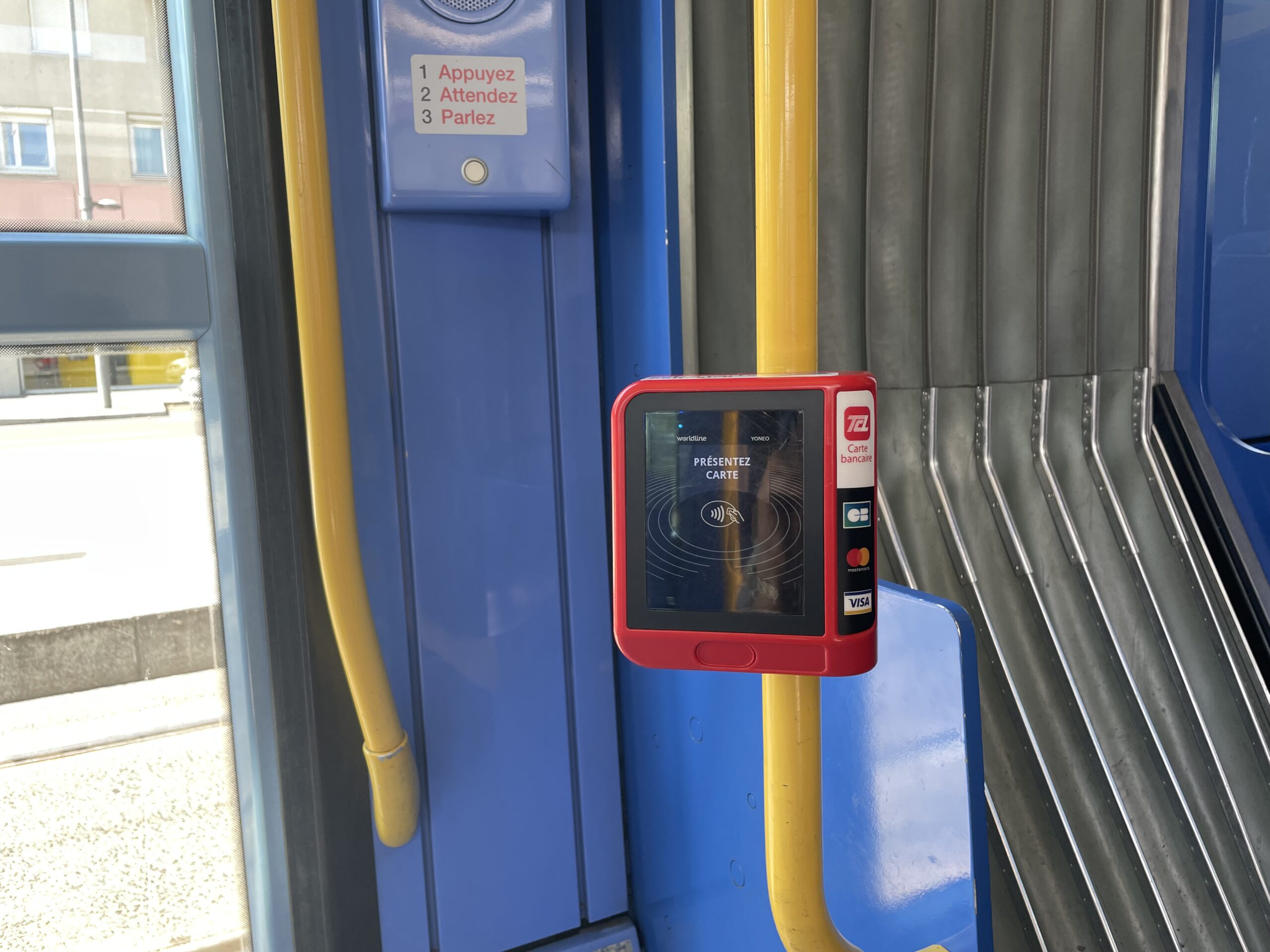 La carte bancaire, le nouveau titre de transport accepté par les TCL à Lyon