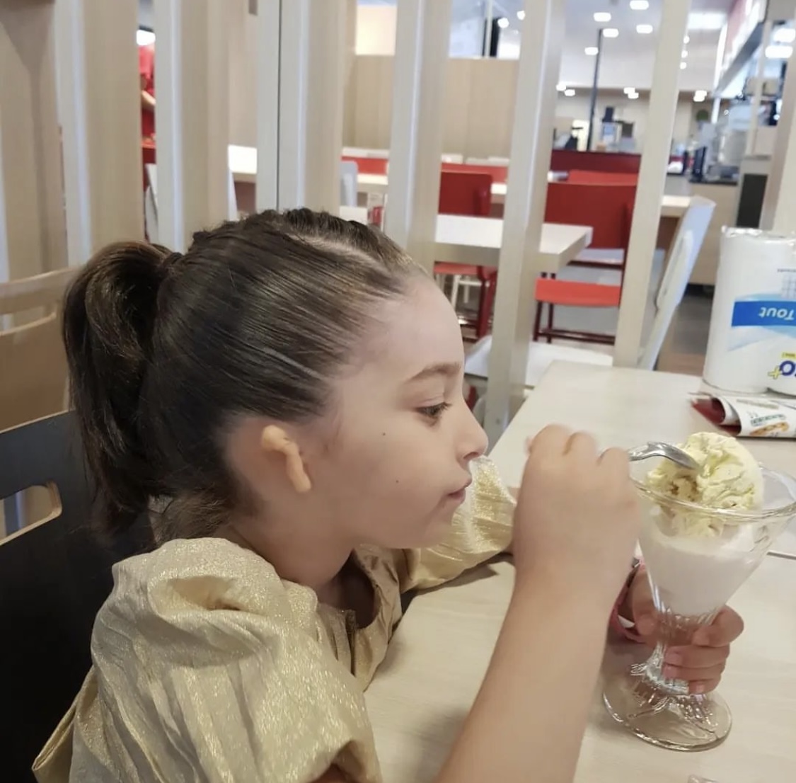 Métropole de Lyon. Hania, 5 ans, atteinte d'une maladie rare de l'oreille