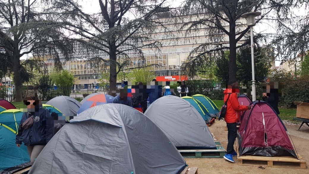 40 mineurs isolés s'installent dans un nouveau campement à Lyon 40 mineurs isolés s'installent dans un nouveau campement à Lyon