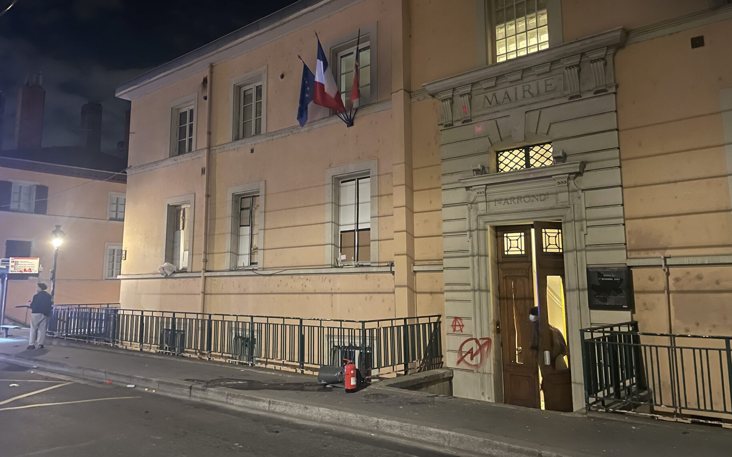 Lyon : la mairie du 1er vandalisée lors d’une manifestation sauvage