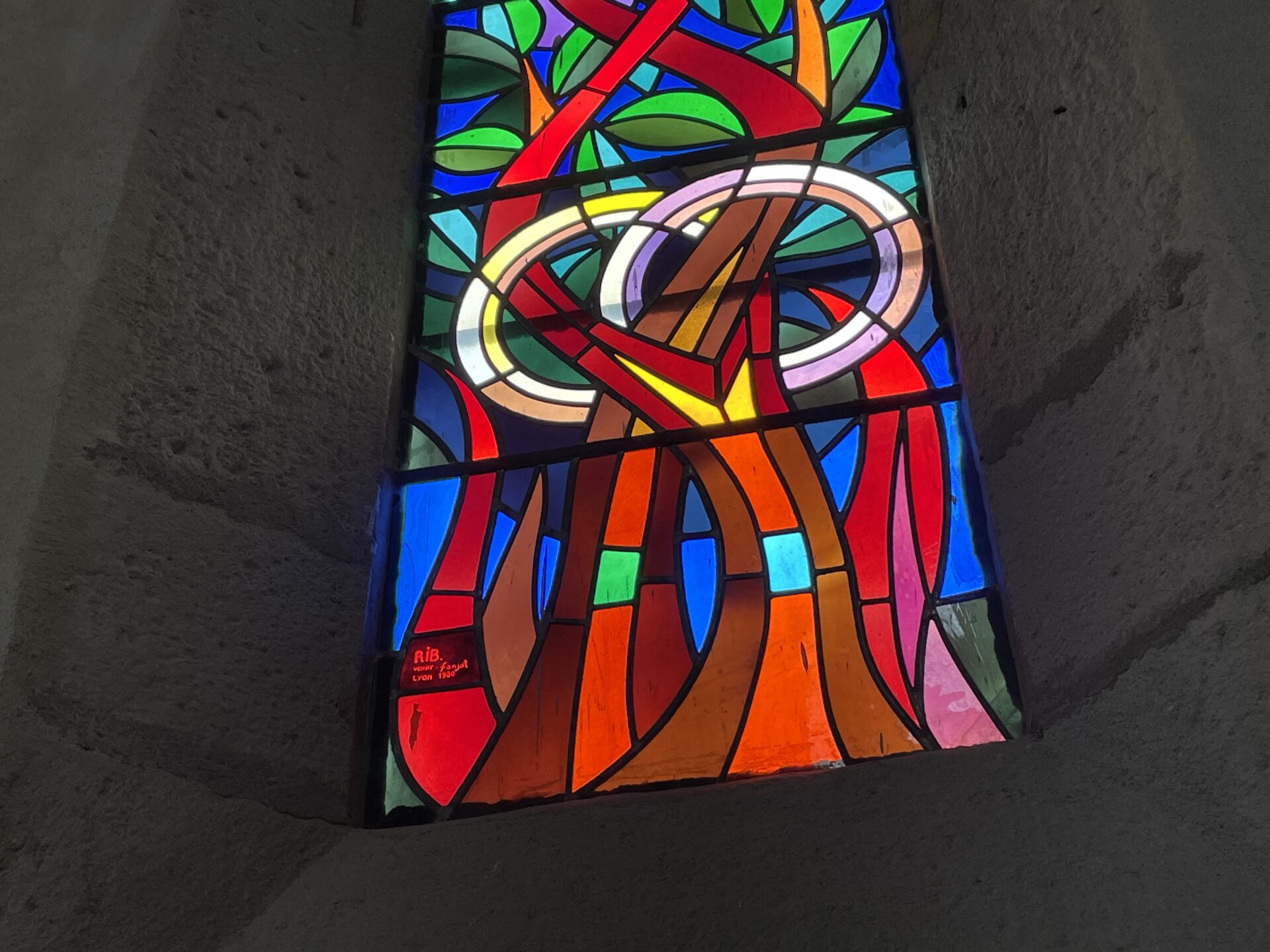 Huit vitraux du prêtre pédophile Louis Ribes décrochés, "son ombre s ...