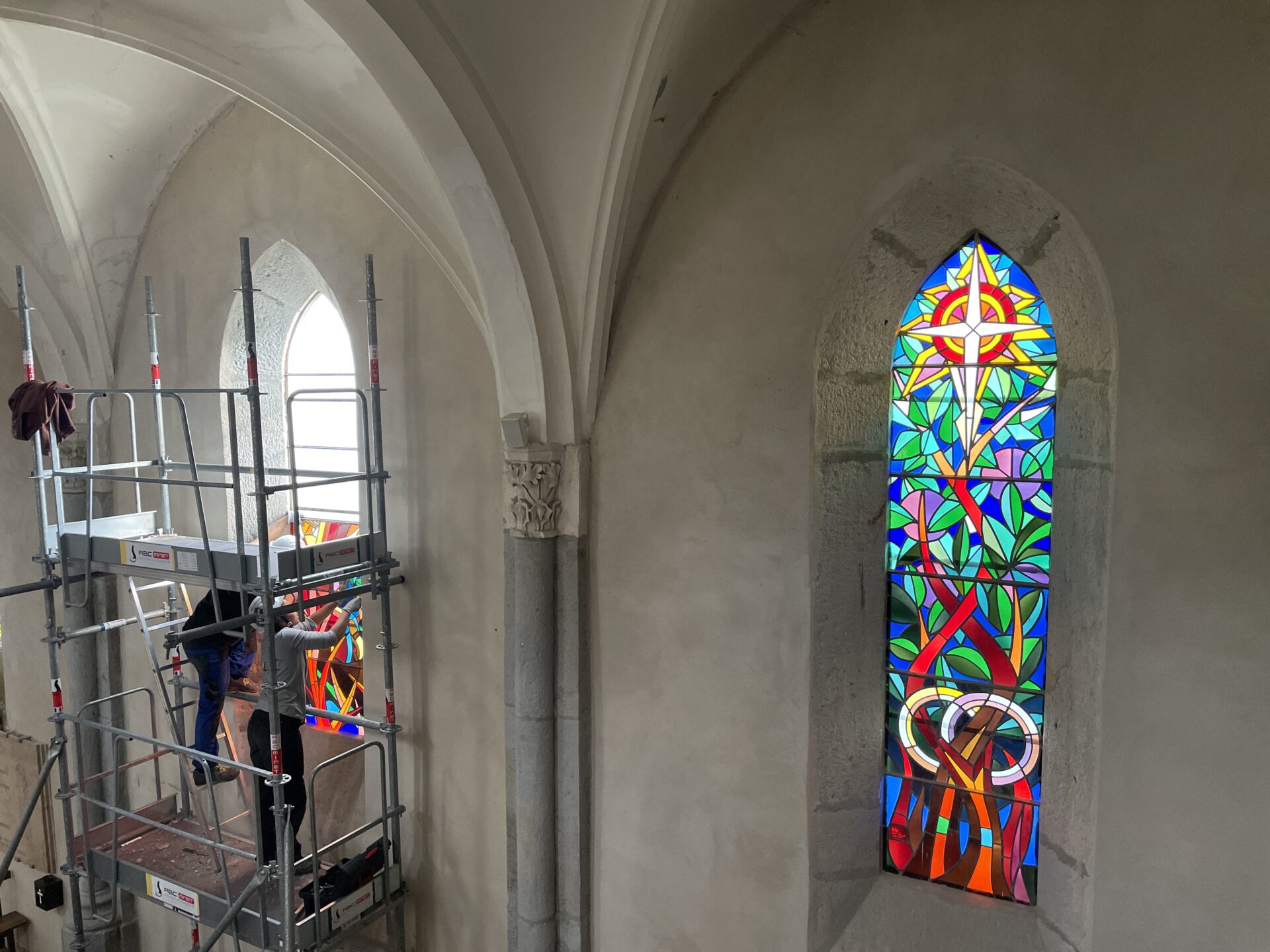 Huit vitraux du prêtre pédophile Louis Ribes décrochés, "son ombre s ...