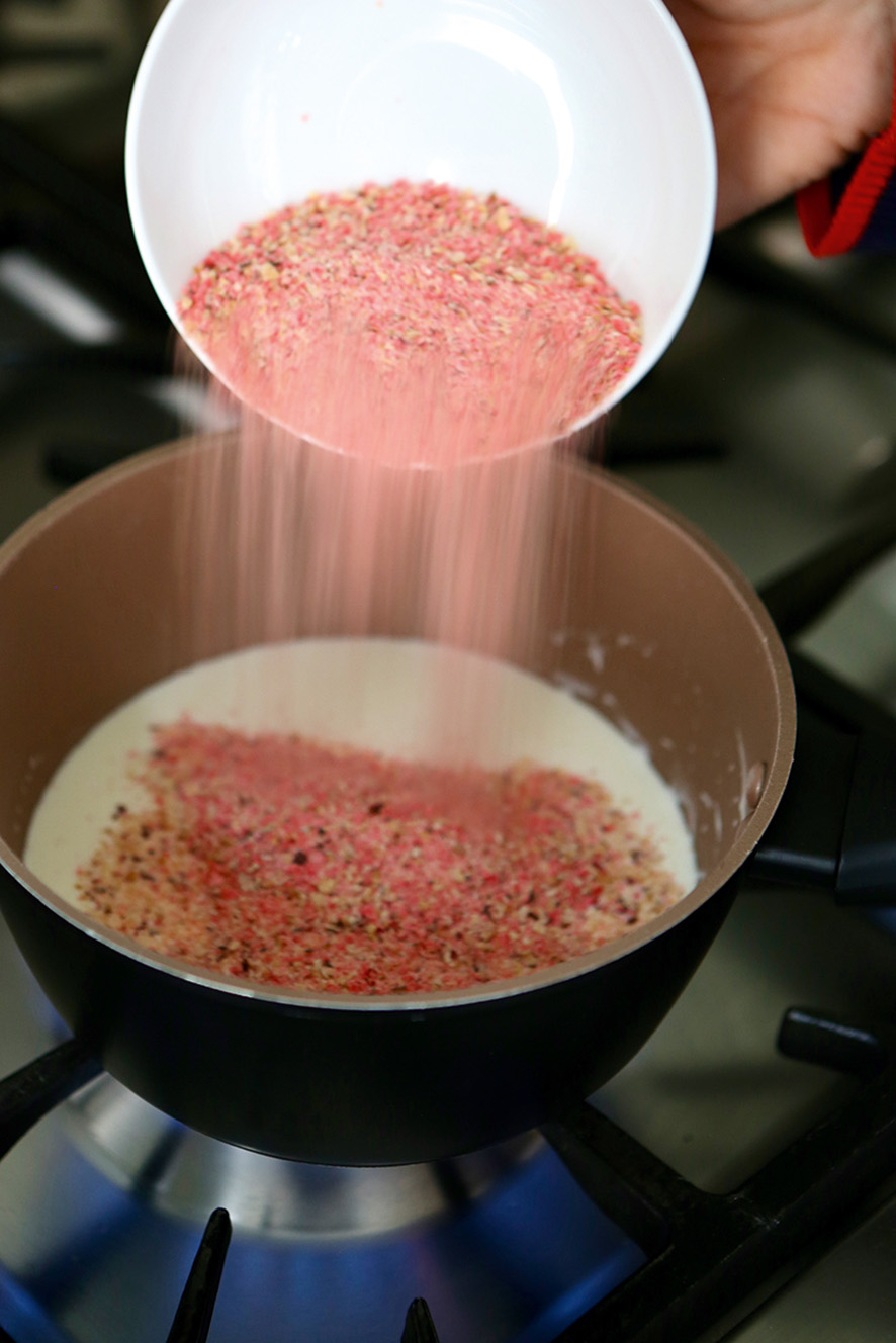 La recette du millefeuille de crêpes à la crème de praline rose